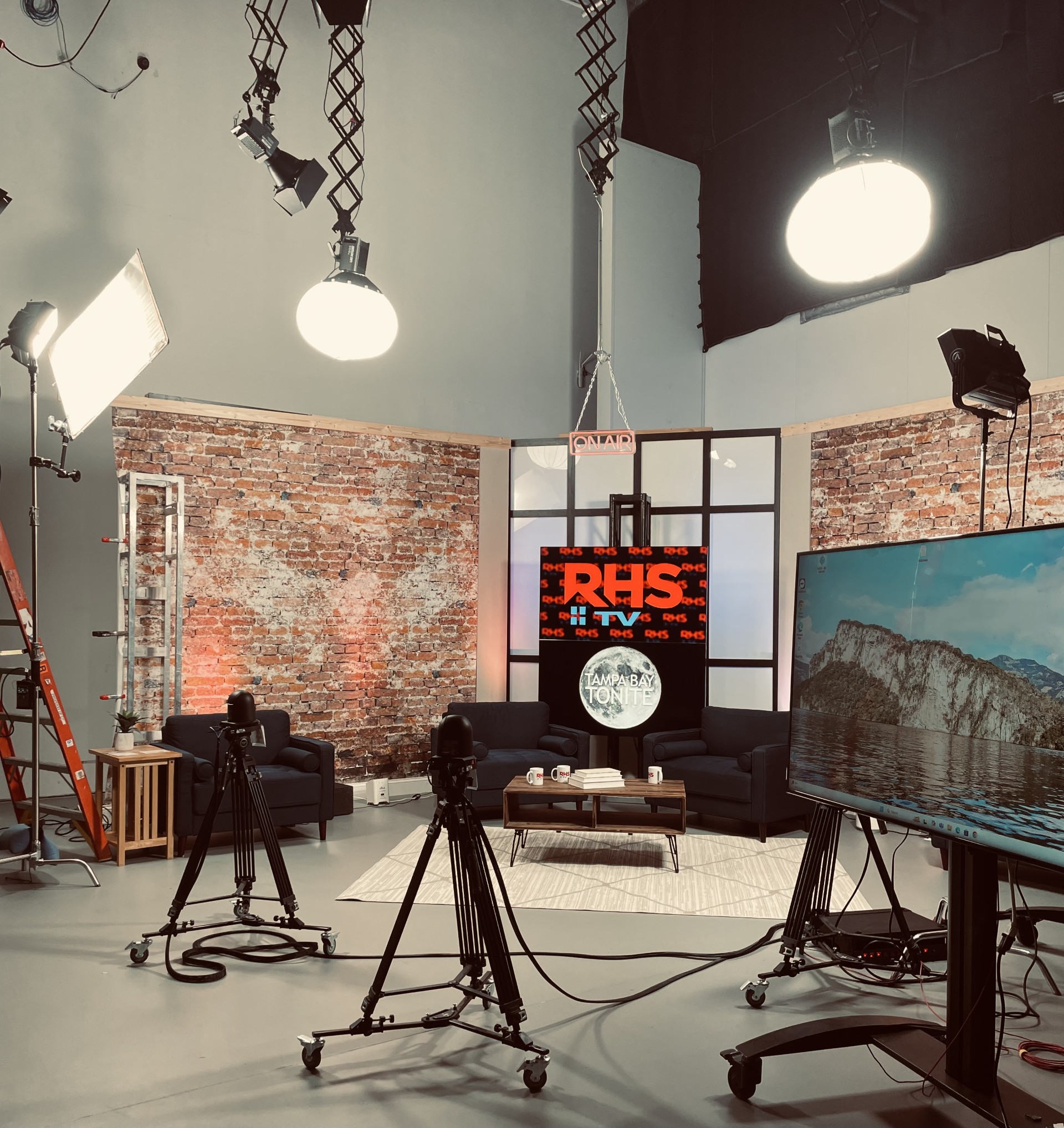 Red House Streaming - Services